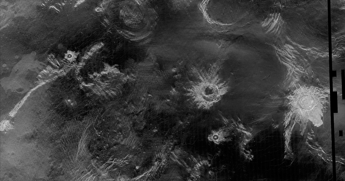 does venus have craters