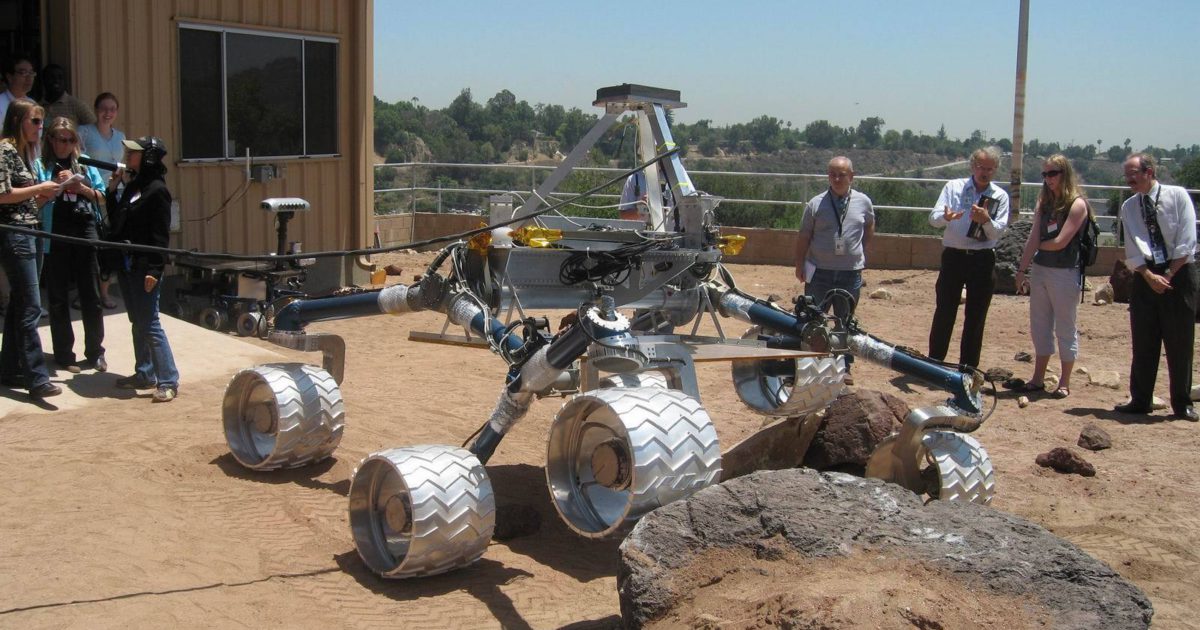 The MSL ’scarecrow’ climbs a rock | The Planetary Society