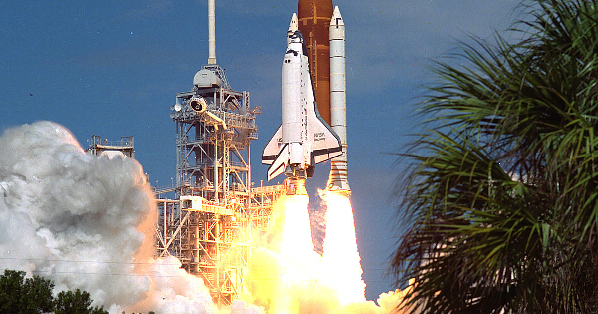 when did space shuttle discovery launch