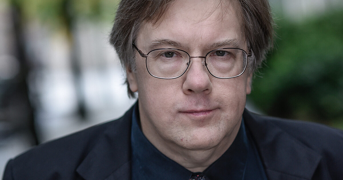 Mark Wolverton portrait | The Planetary Society