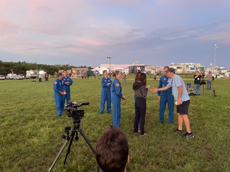 Astronauts waiting to watch Artemis 1 launch | The Planetary Society